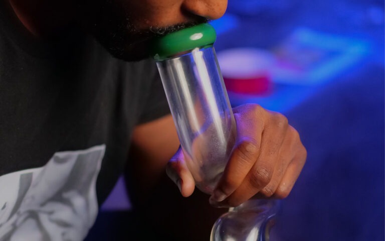 O Que é e como fumar maconha em bong? - BSF Seeds BR